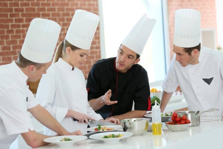 Guide to Restaurant Training Manuals: From FOH to Managers