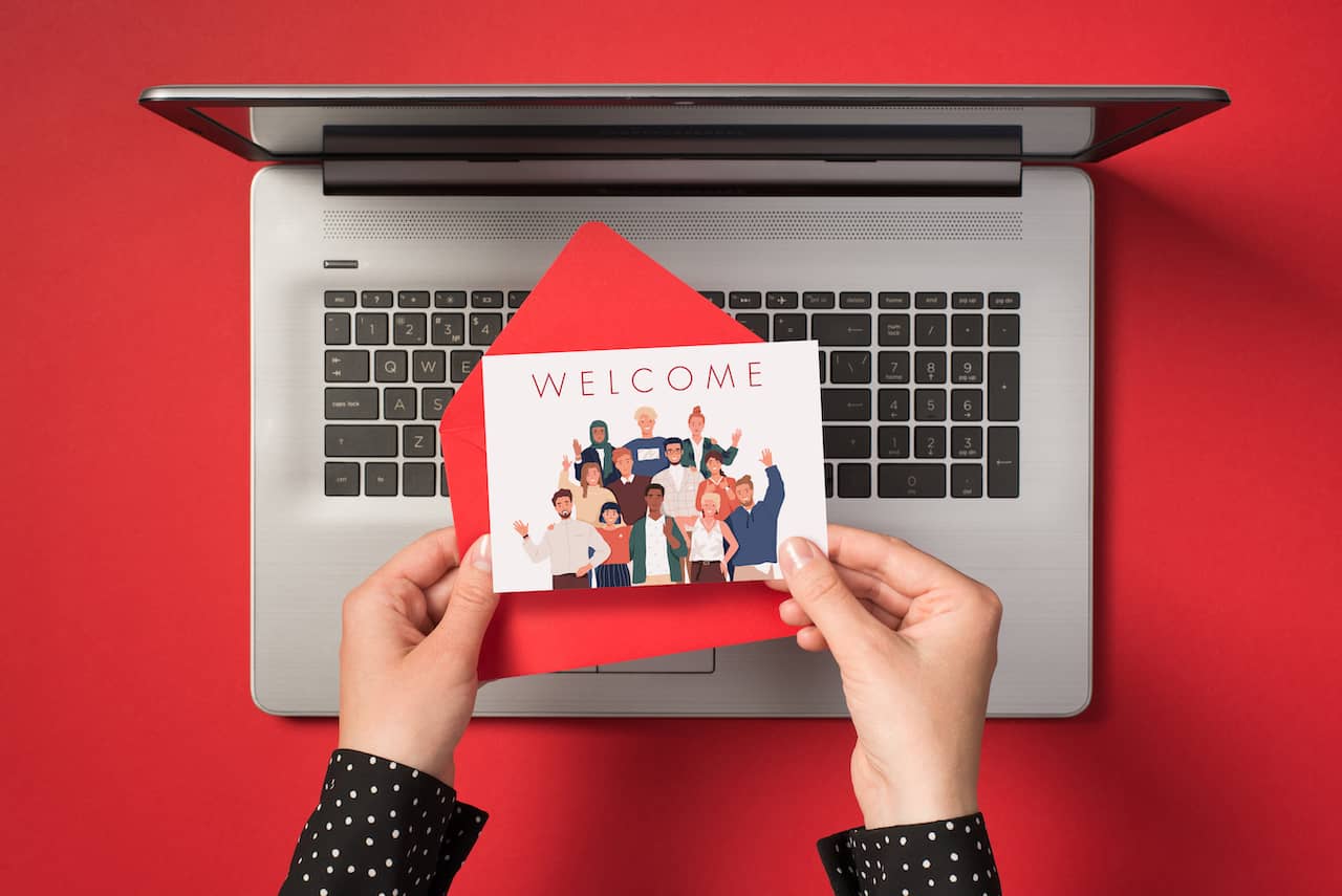 21 New Hire Welcome Kit Items Employees Will Actually Enjoy | The Print ...